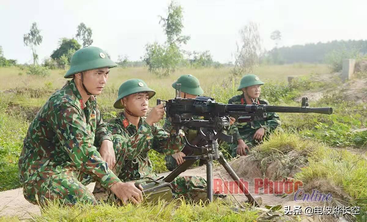 The Chinese-made Type 57 heavy machine gun is blooming outside the wall ...