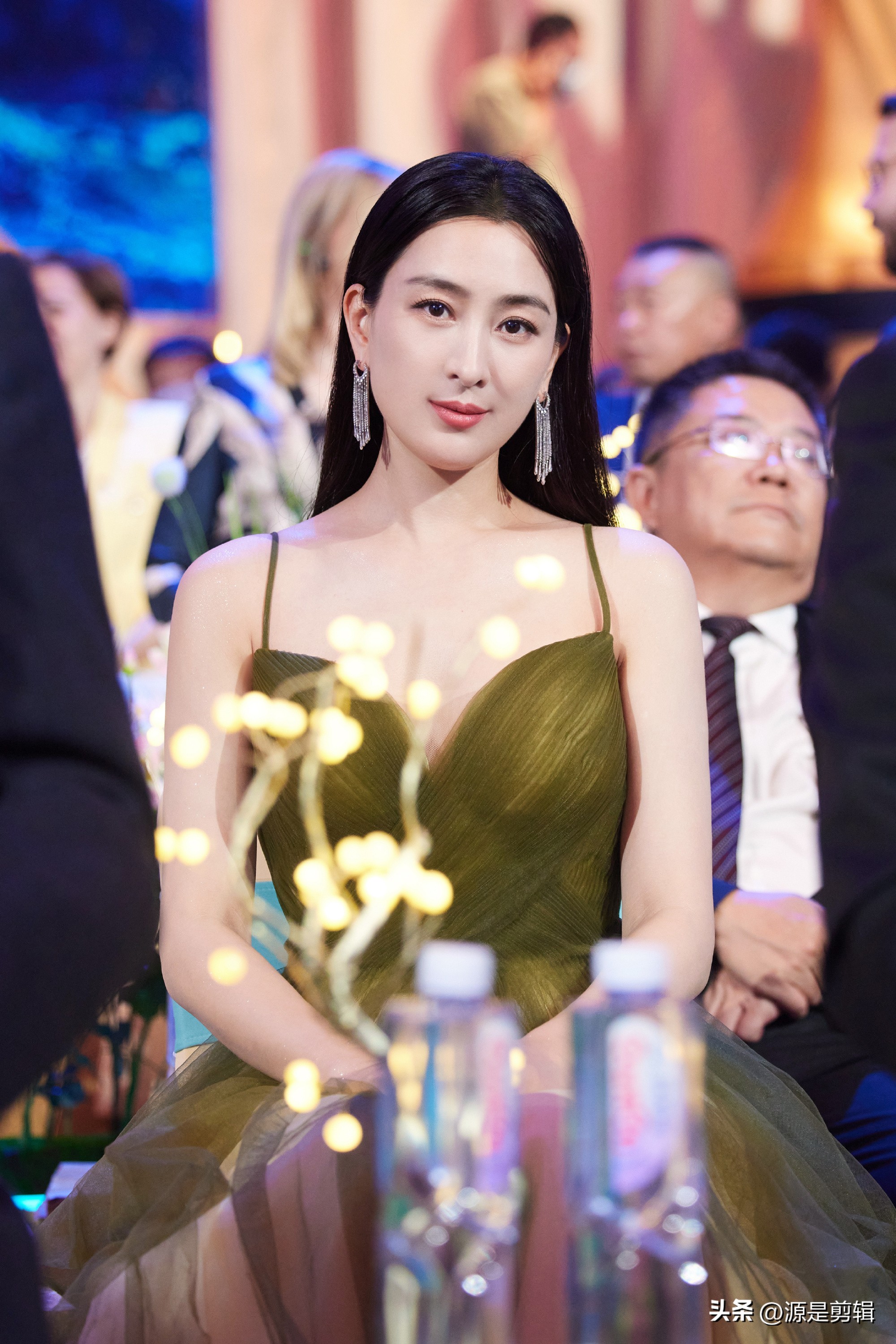 Ma Su's charming long dress is mature and tasteful - iNEWS