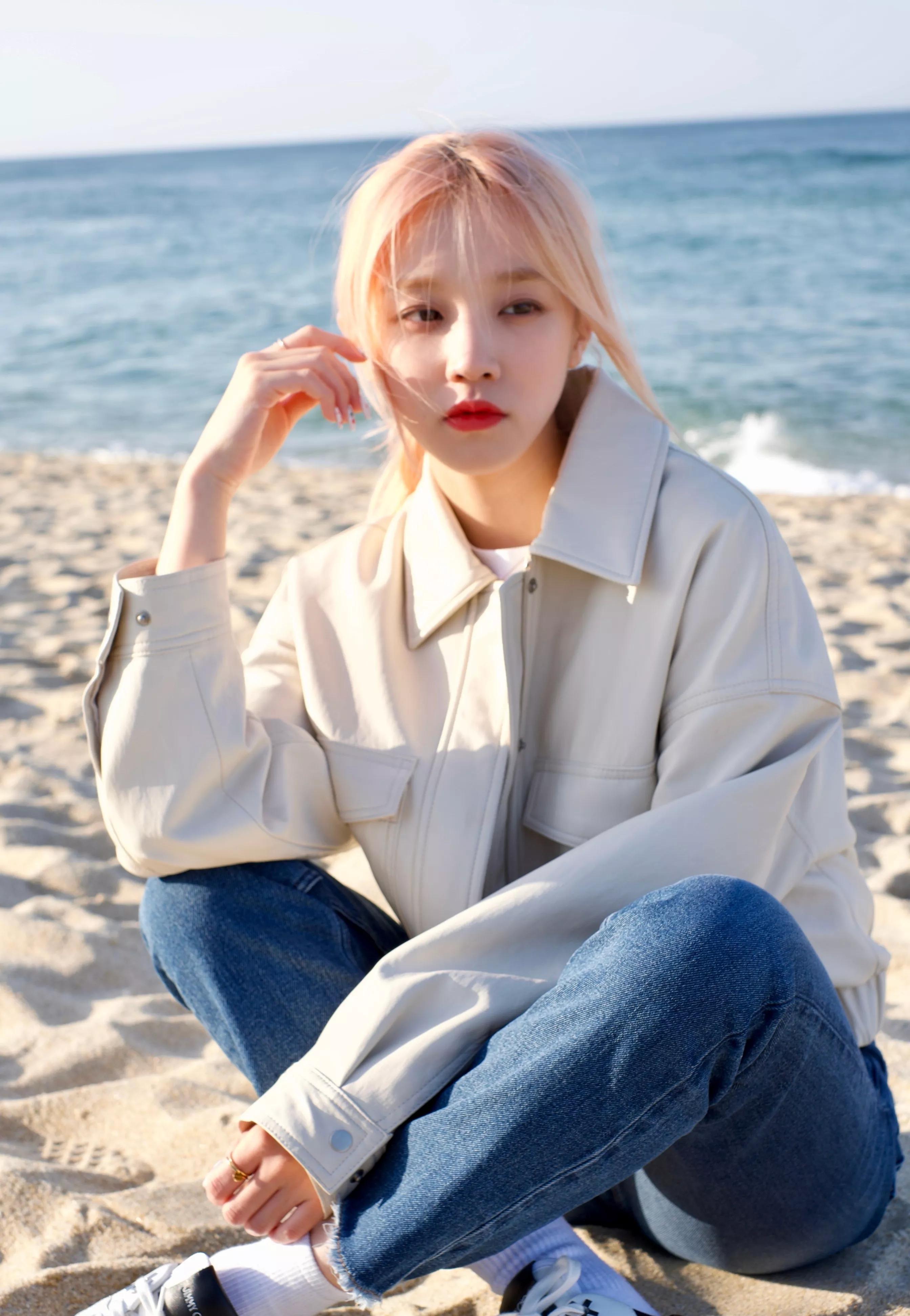 Song Yuqi's look at the beach - iNEWS