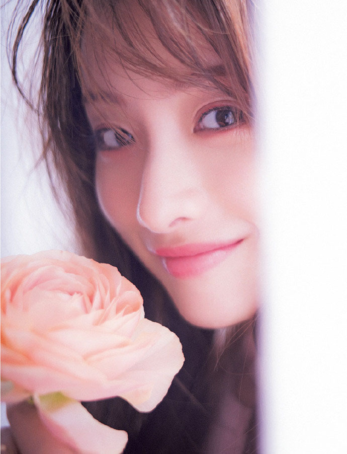 Beautiful photo of Japanese actress Satomi Ishihara! Snow skin and jade ...