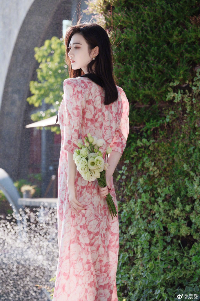 Jing Tian is fresh and elegant in a pink floral dress!Stunningly ...
