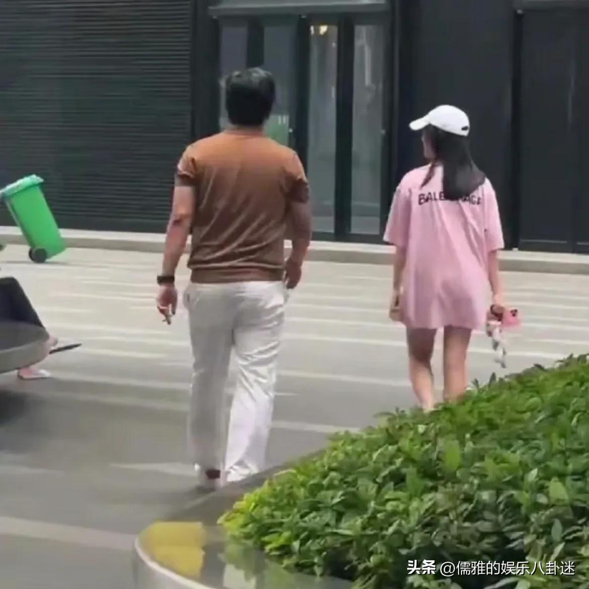 He Jiong and Wang Shiling took a group photo in the same frame ...