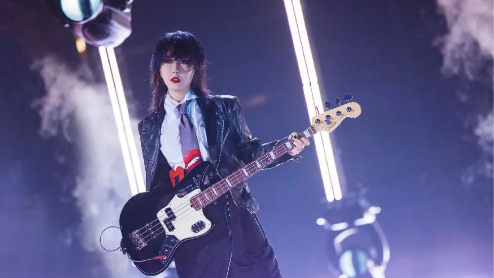 Is it necessary to make a rock singer feminine? - iNEWS