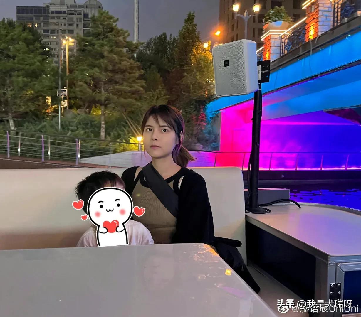 Awakened wife Liao Yuchen took a photo with her son!The copywriting is suspected of marriage ...