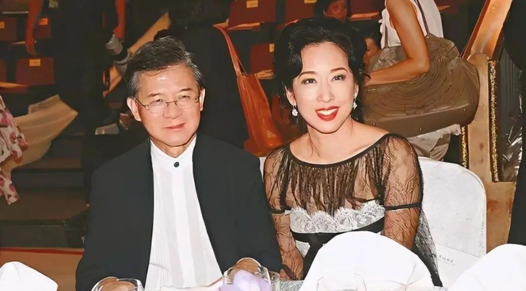 Guo Jingjing's mother-in-law wore pink tights to go shopping, 62-year ...