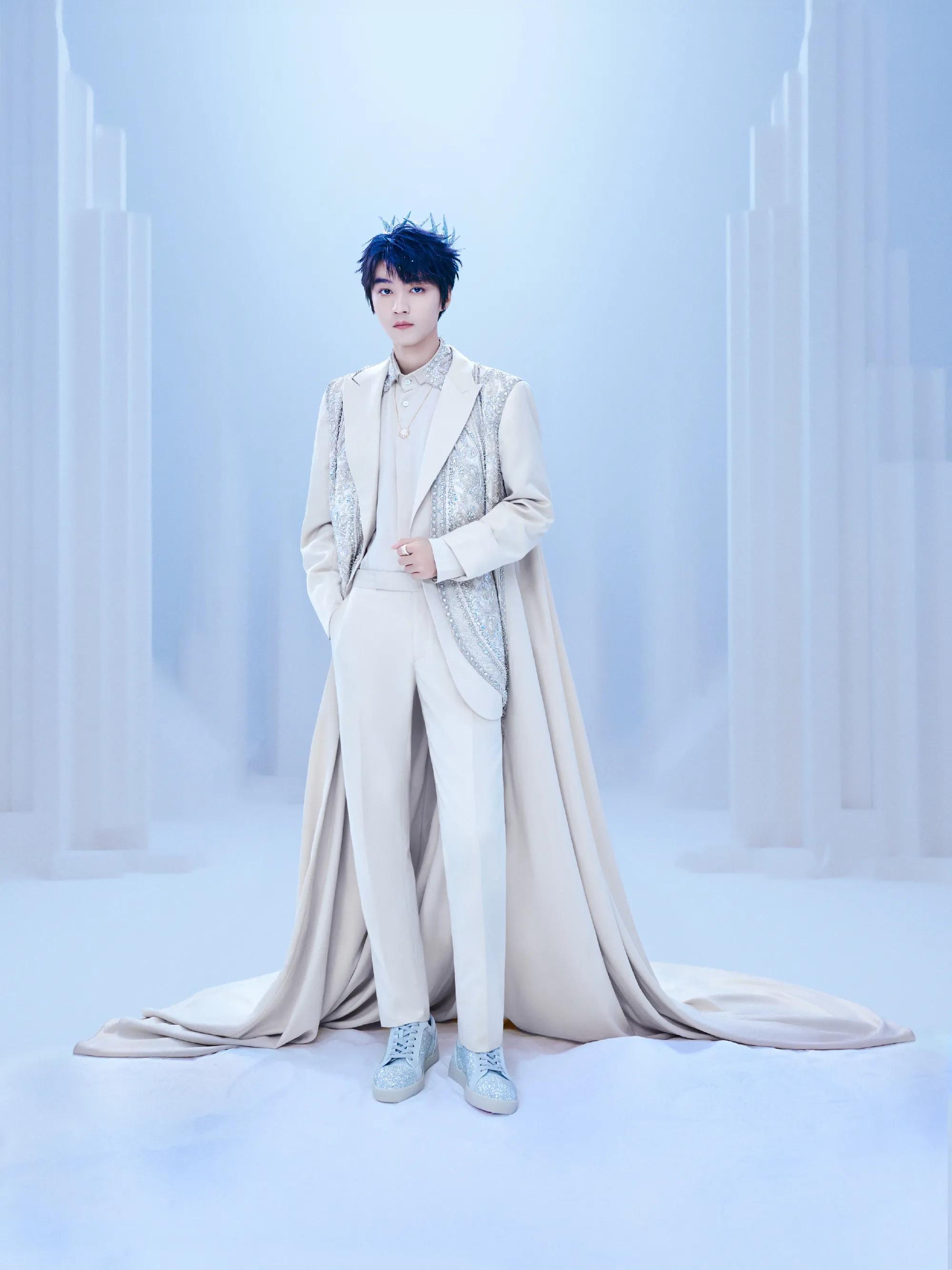 Wang Junkai's new song "Looking Back" was released, expressing his youthful memories ...