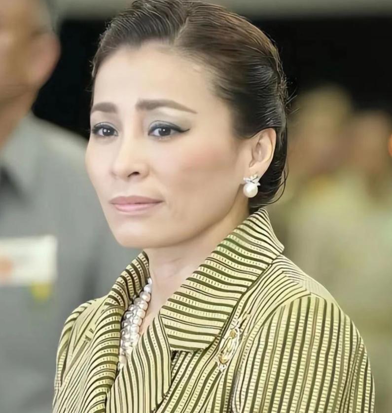 Queen Sutida of Thailand, carrying "Tang Pozi" and wearing "Big Rock Candy" on her shoulders ...