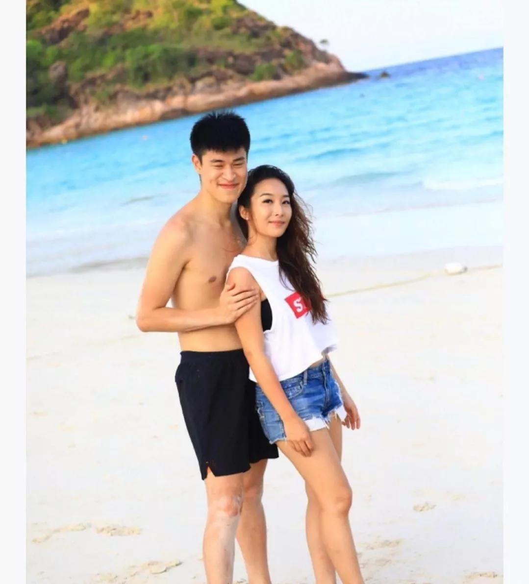 Liang Jiahui attended the wedding of his eldest daughter, his daughter was holding a bouquet of ...