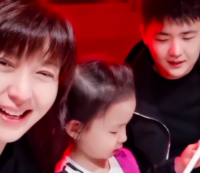 Yan Xuejing's 27-year-old daughter-in-law raises a baby in the mansion ...