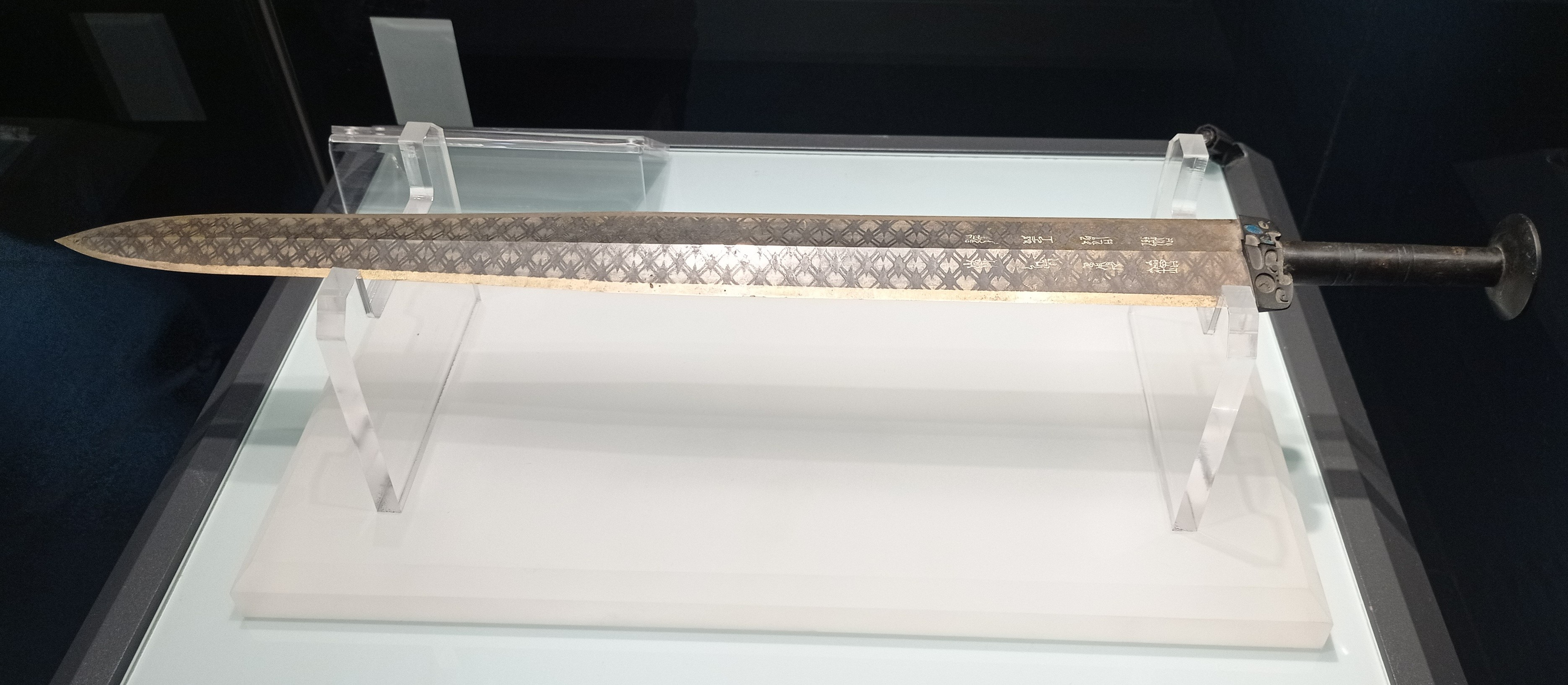 The sword buried in the ground for 2000 years can cut 20 sheets of ...