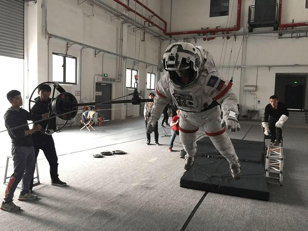 Guo Fan reveals behind the scenes of "The Wandering Earth 2 ...