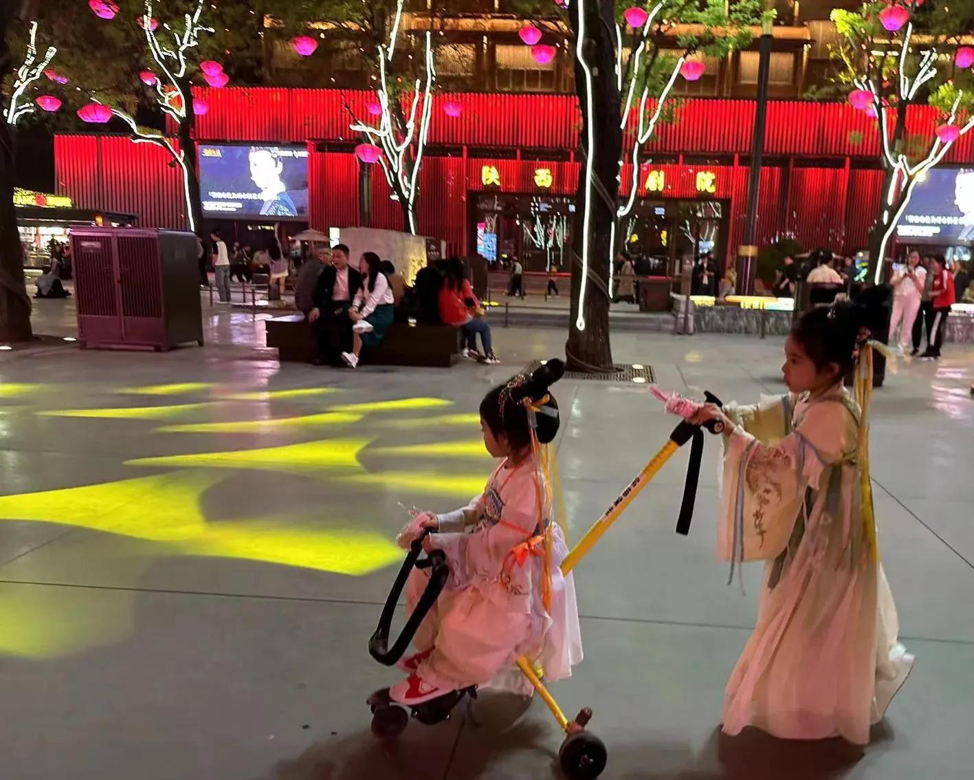 Guo Jingjing took her baby to visit Xi'an and climb Huashan Mountain ...