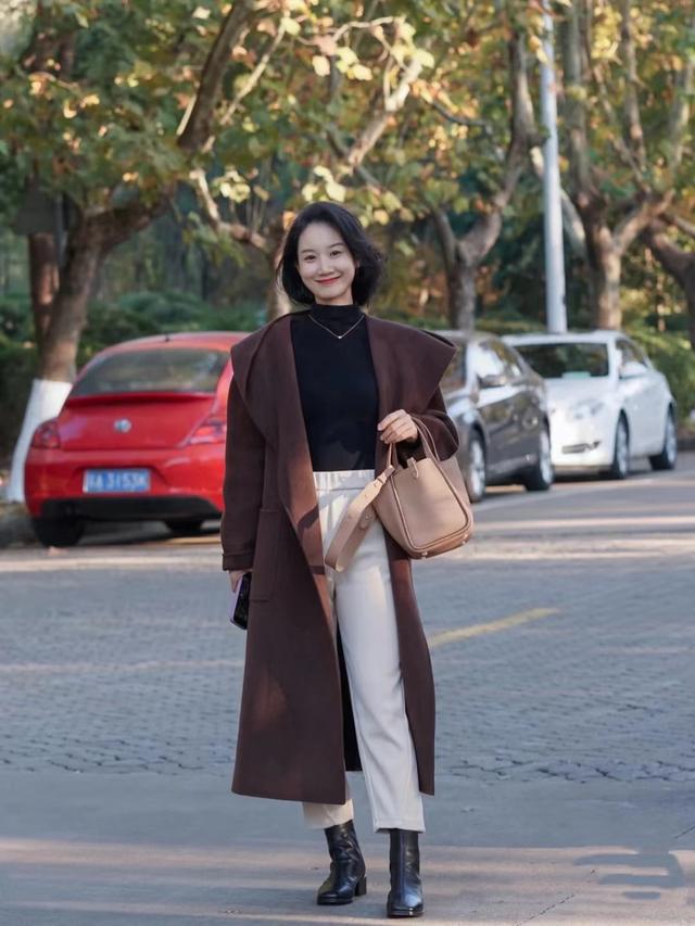 It is always "earth color", gentle and generous, suits, coats, and down ...