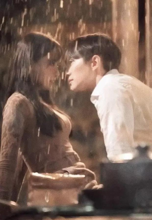 Li Junhao and Lin Yuner are kissing passionately in the rainstorm, the picture is so beautiful ...