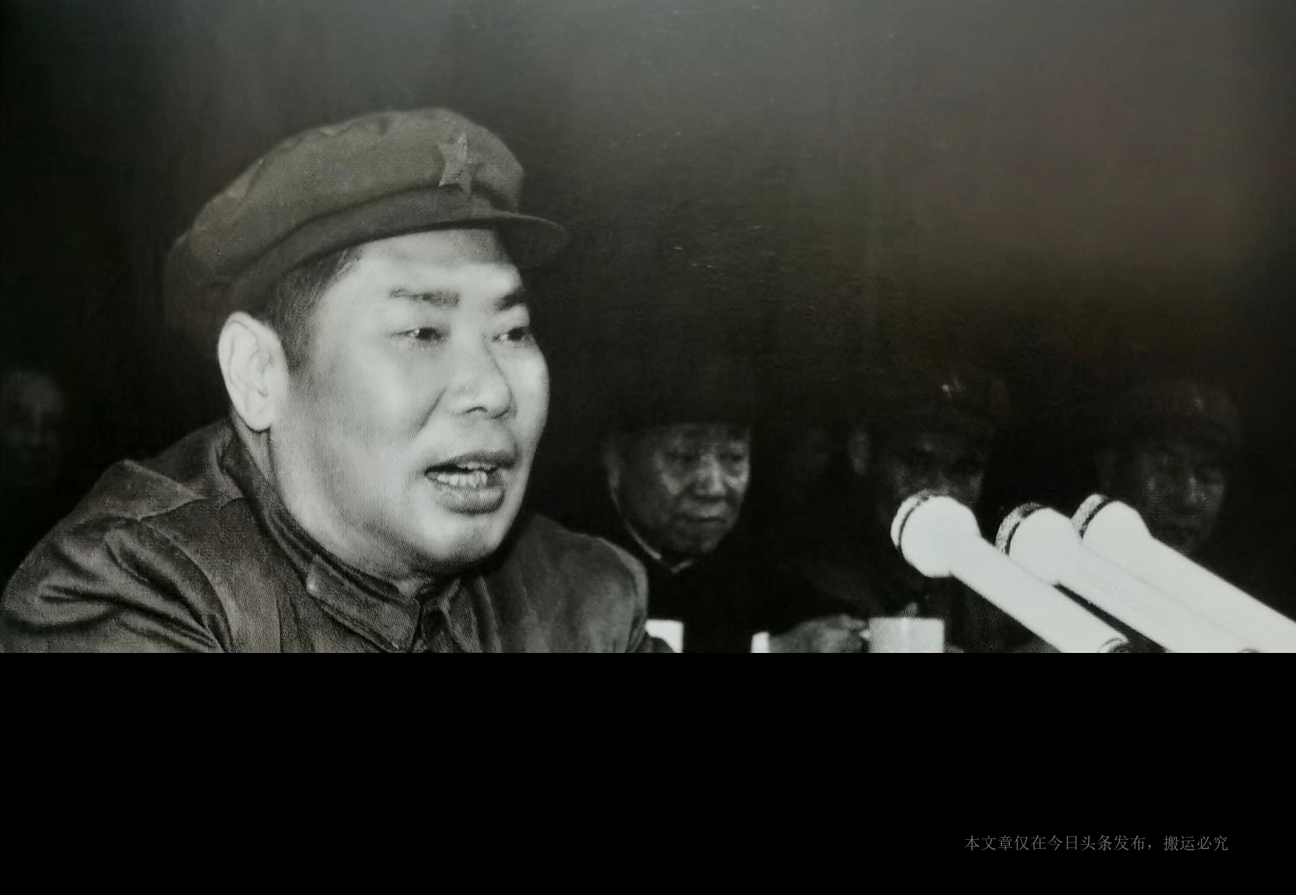 Chief of General Staff Yang Dezhi was congratulating Xu Xiangqian on ...