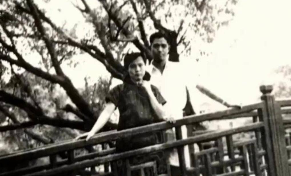 When Wang Xiaohe was arrested in 1948, he turned his head frequently on ...