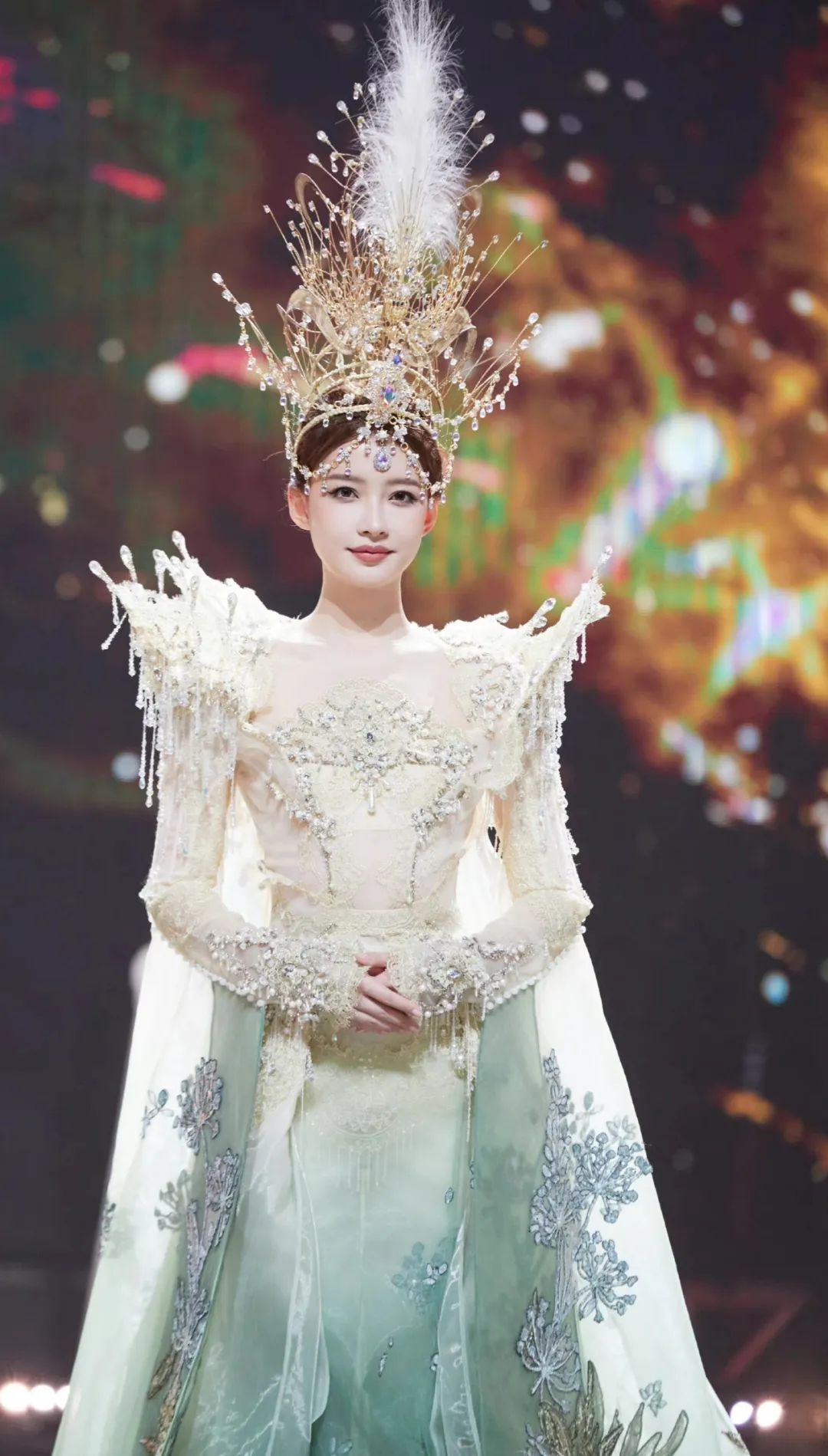 Luhan Guan Xiaotong, Yang Zichengyi, Lei Jiayin, Sun Yi, Reyizha - iNEWS
