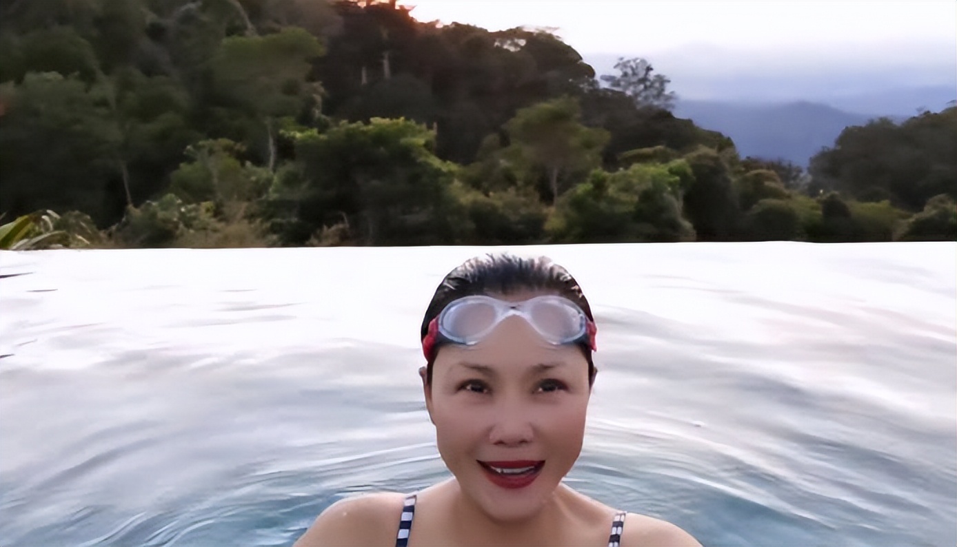 Tian Zhen swims in the swimming pool halfway up the mountain, his figure is round and not ...