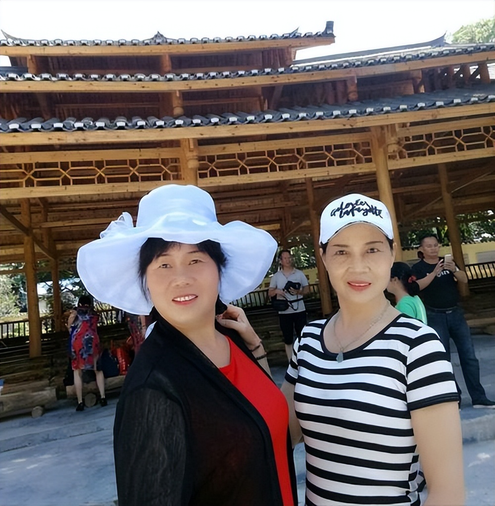 I was eating noodles in a town in Luocheng. The proprietress introduced me to a beautiful ...