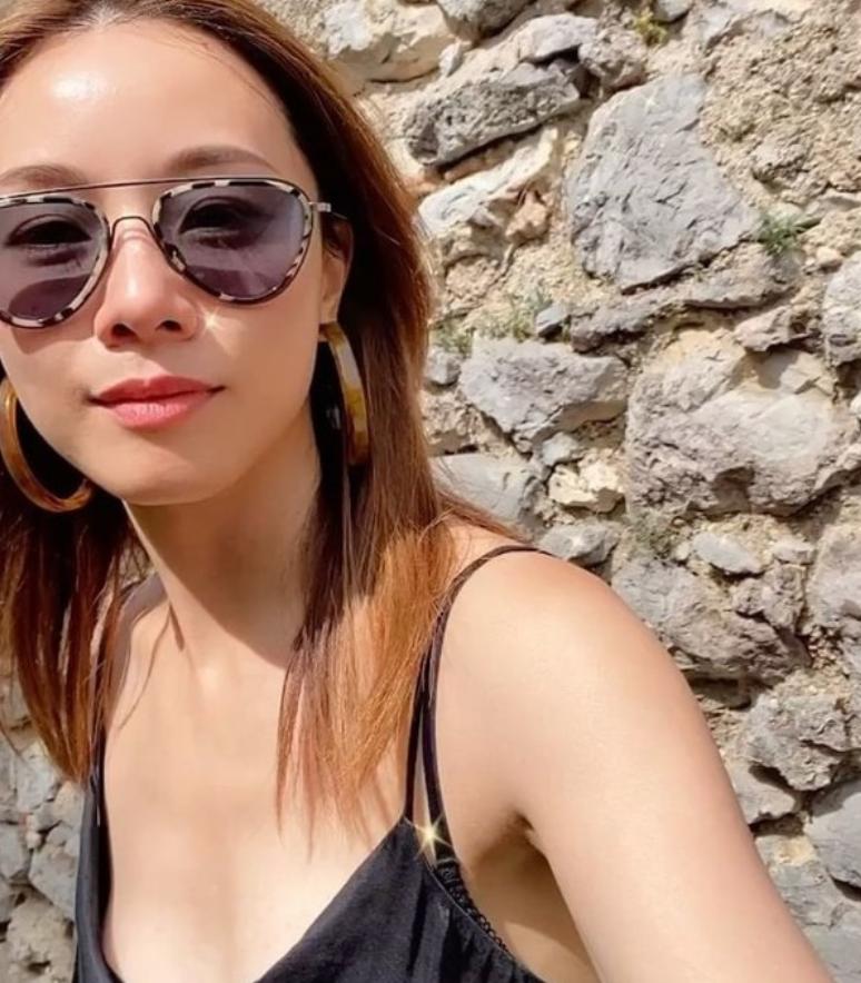 Stephy Tang went abroad for vacation, showed off her figure in a halter dress by the sea, and ...