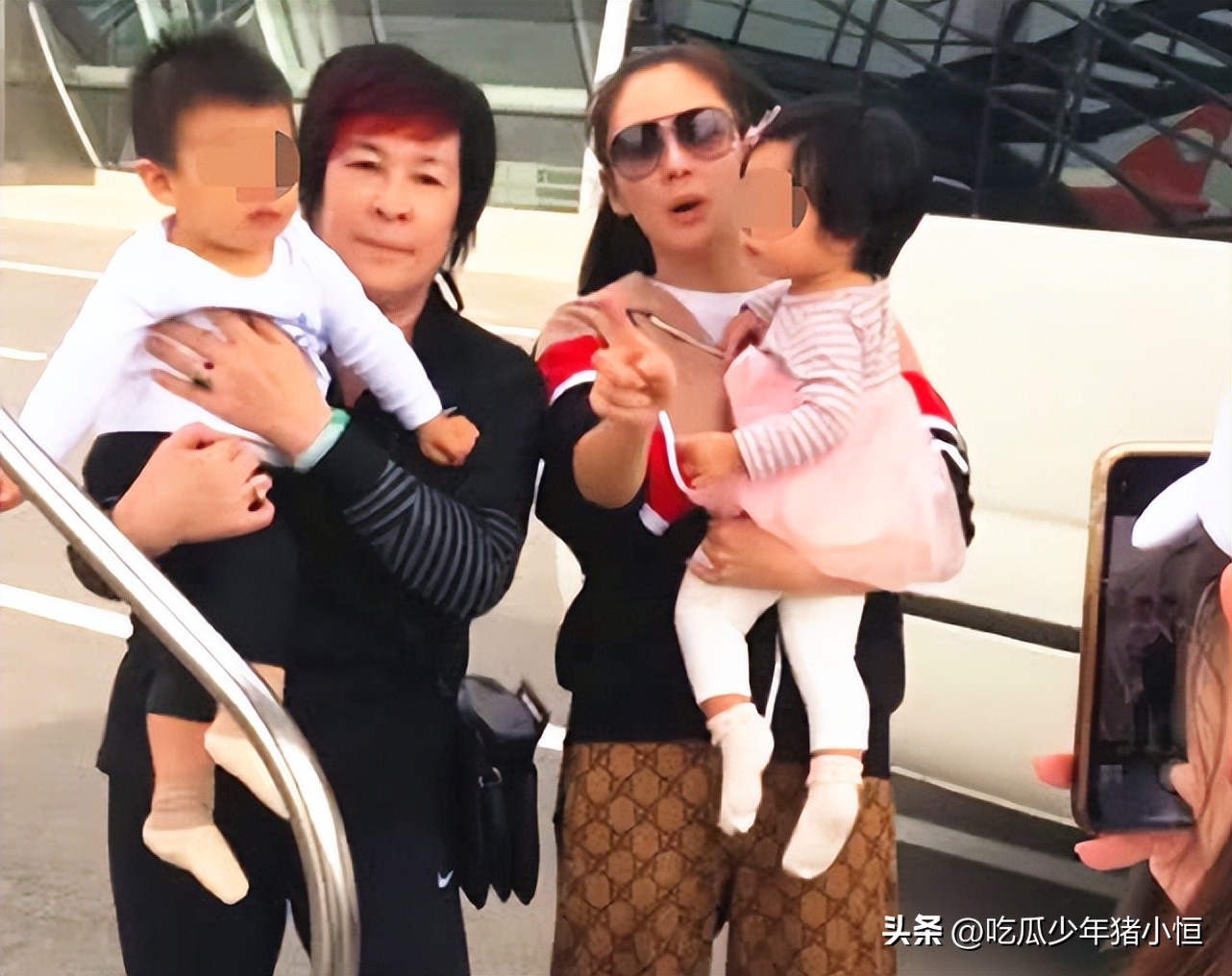 Who says Zhang Yuqi doesn't love children?Holding her daughter's hand ...