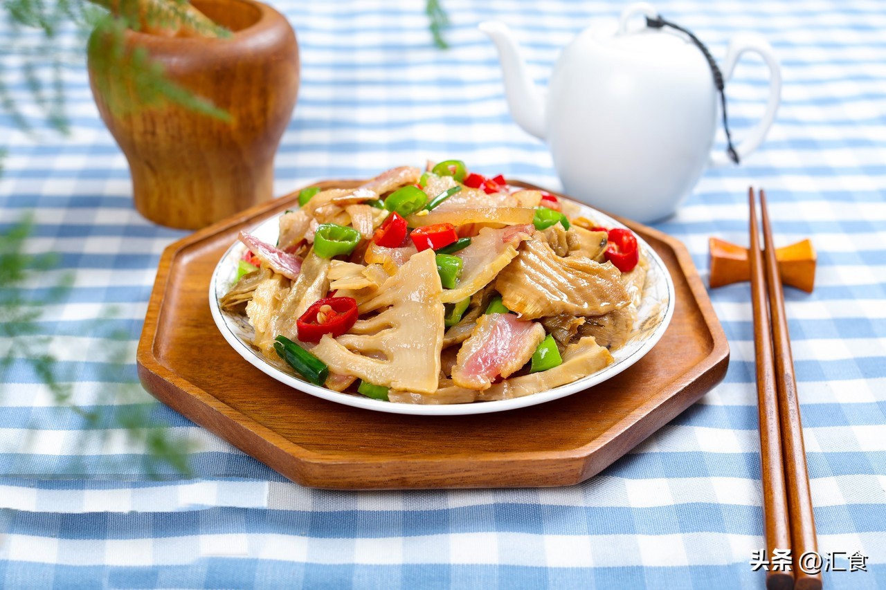 Cold braised pork cheeks, fried bacon with chili and bamboo shoots ...