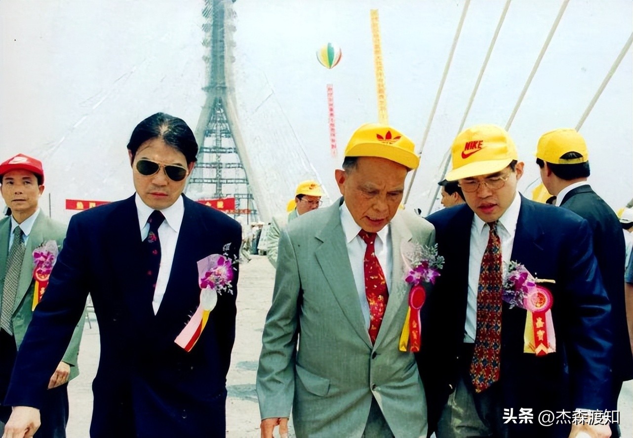 Guo Jingjing's 77-year-old rich father-in-law appeared!Walking with a ...