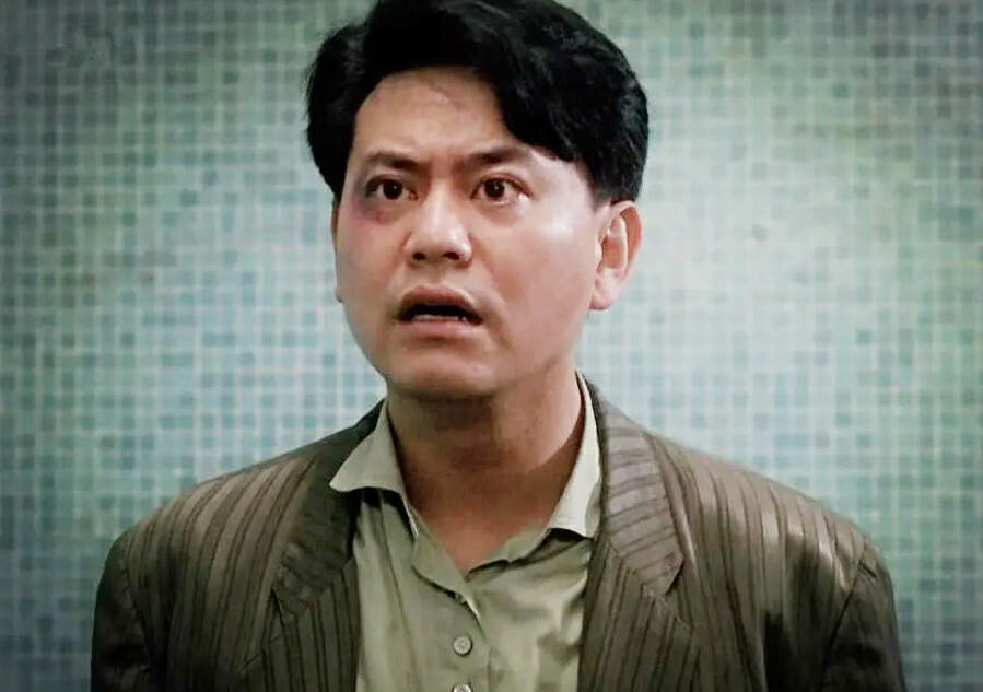 Hong Kong star Chen Baixiang returns to his hometown in the Mainland! Eating roadside stalls ...