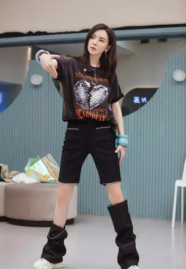 Age-defying and charming Yu Wenwen - iMedia