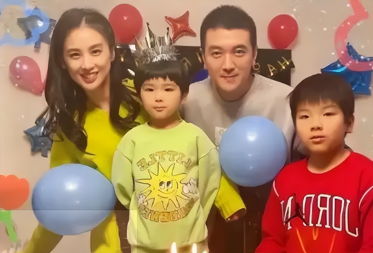 eccentric? Huang Shengyi posted photos of mother and child, hugging An ...