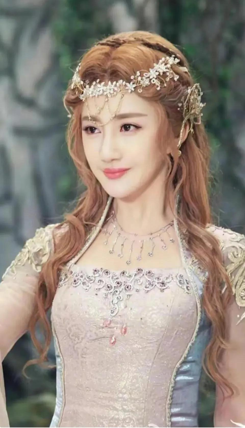 Chen Xinyu, elegant and generous, noble and glamorous, charming photo! - iNEWS