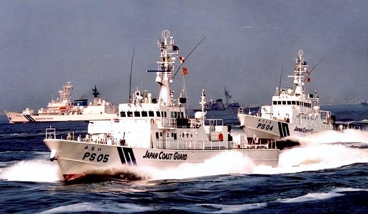 You dare to pass, I dare to stop! A large number of Japanese marine ...