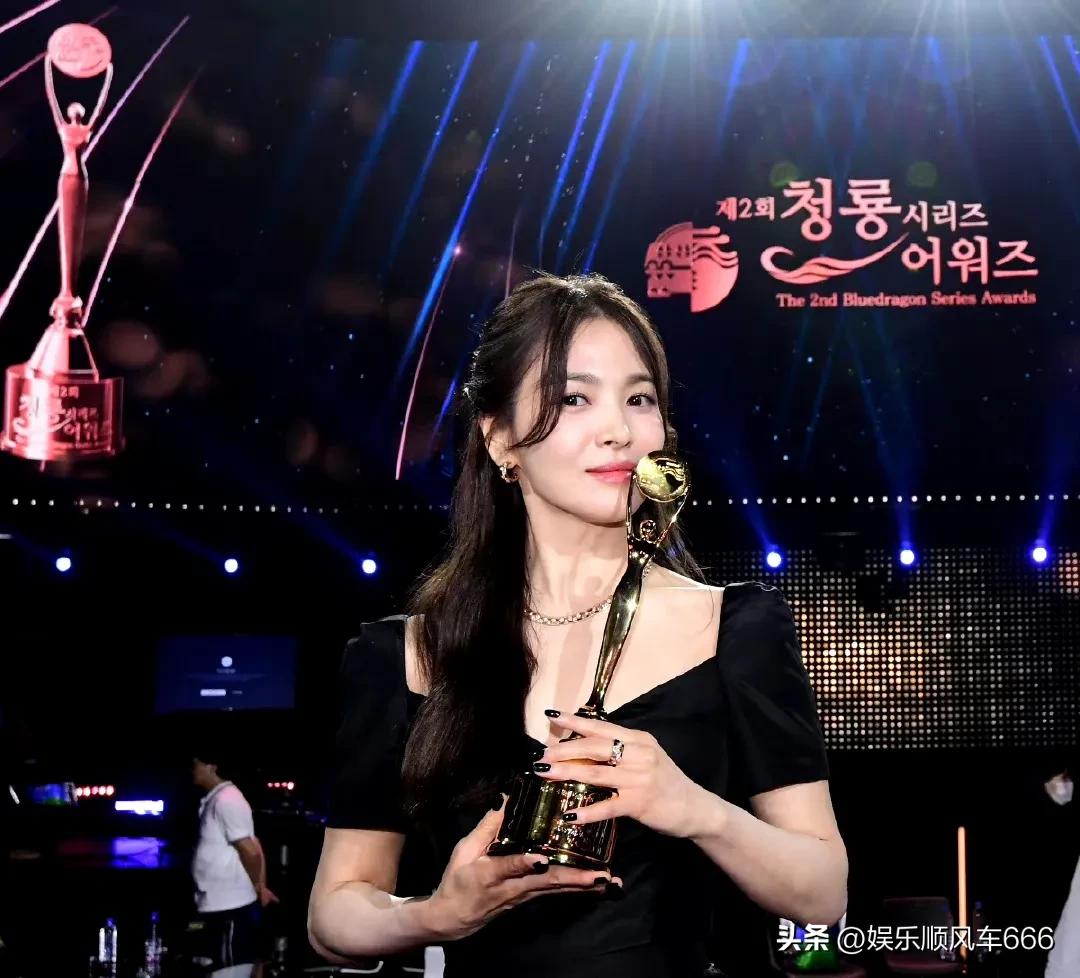 Song Hye Kyo X Lim Ji Yeon both won awards in the same frame! The two ...