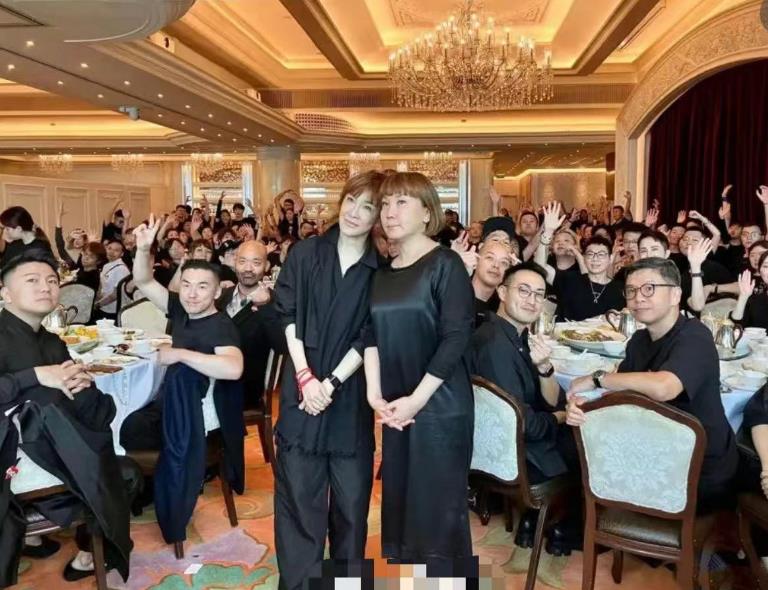 Why was the red envelope given by Coco Lee's sister thrown on the ...