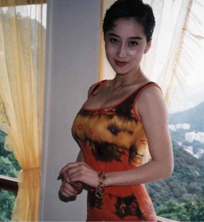 Jet Li posted a recent photo of his wife, 61-year-old Li Zhi is aging ...