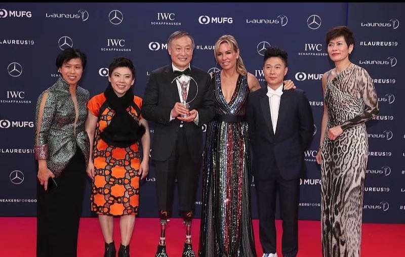 Deng Yaping walks the red carpet abroad, wearing a red cheongsam and a ...