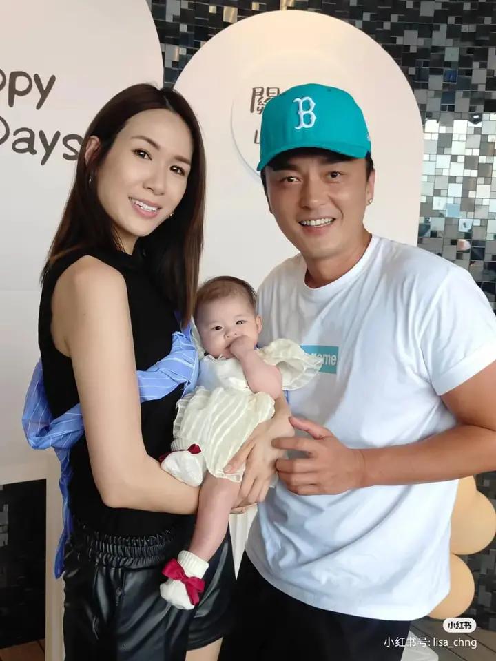 Zhuang Siming posted a photo with Yang Ming - we have our own sweetness ...