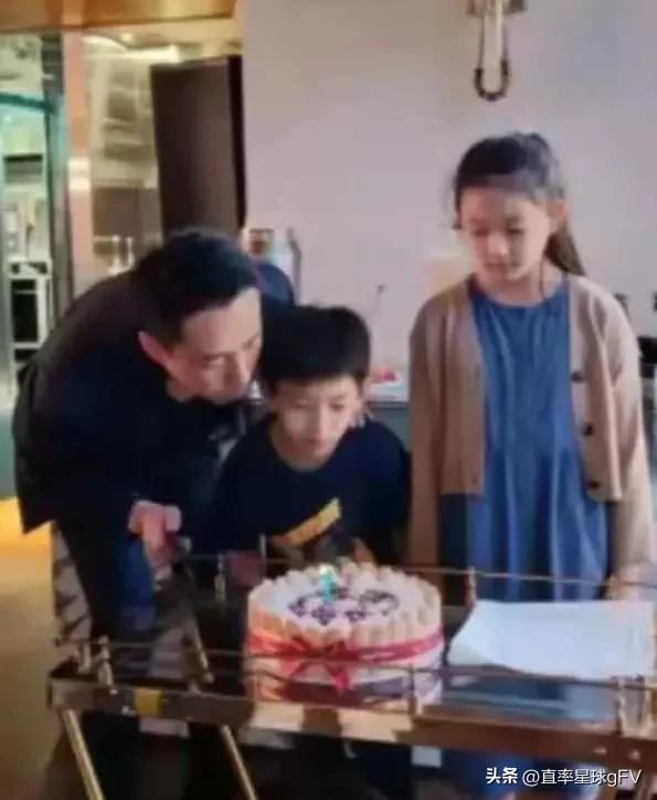 Wang Xiaofei bid farewell to her children! 7-year-old Wang Xixuan's face is full of displeasure ...