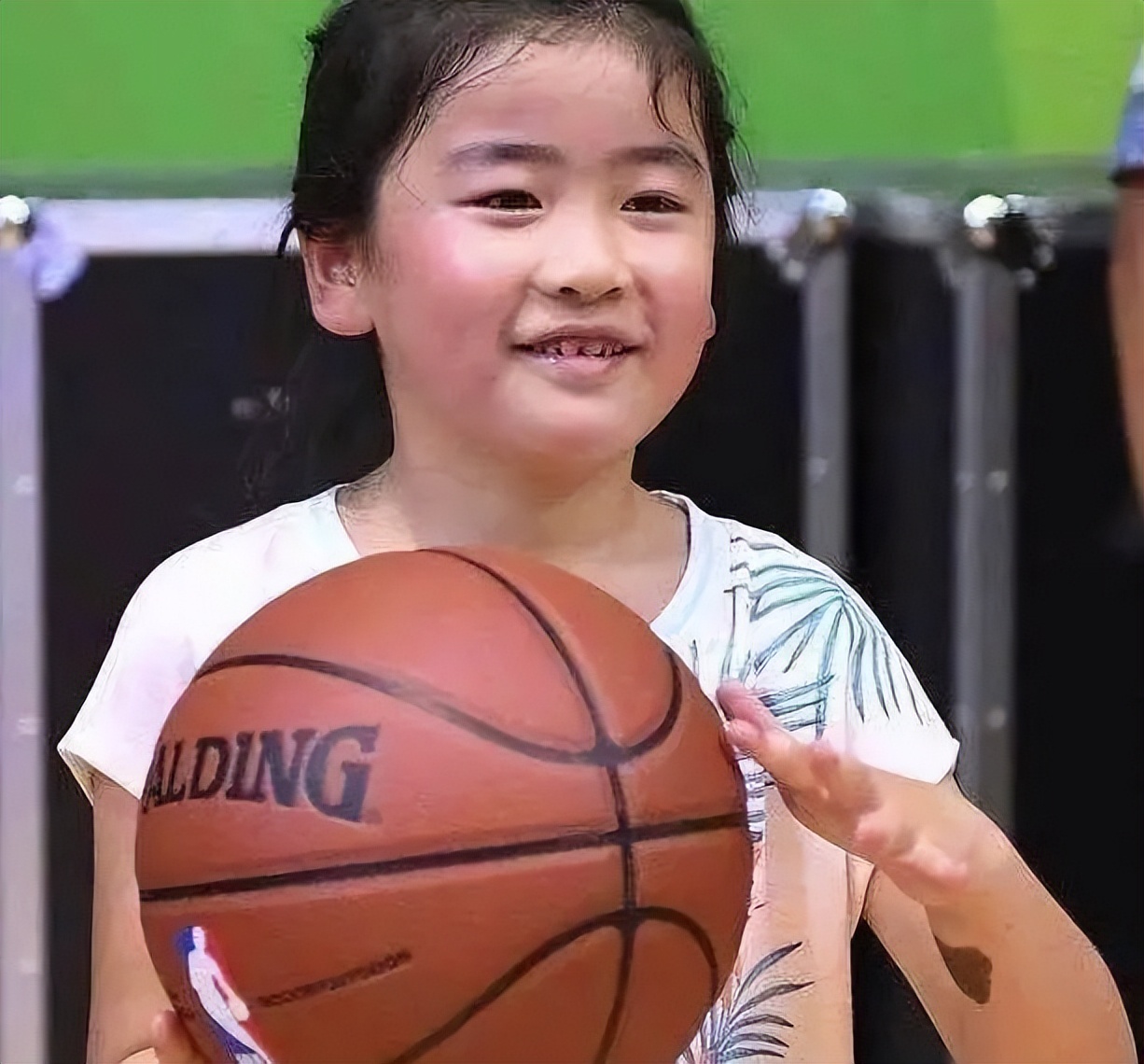 Yao Ming's family of three are in the same frame, 12-year-old Yao ...