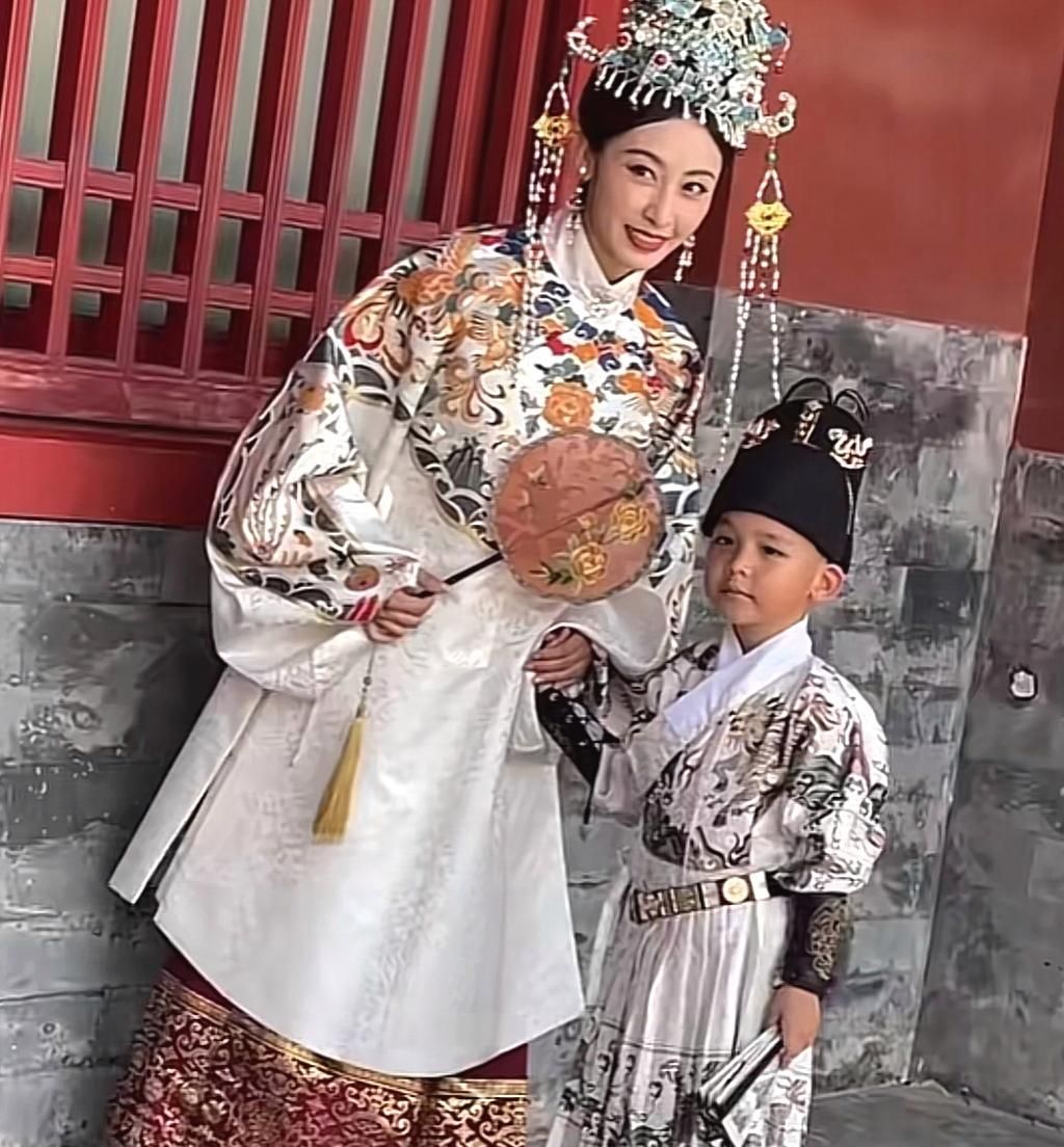 Li Zixiong's family visits the Forbidden City, wearing ancient costumes ...