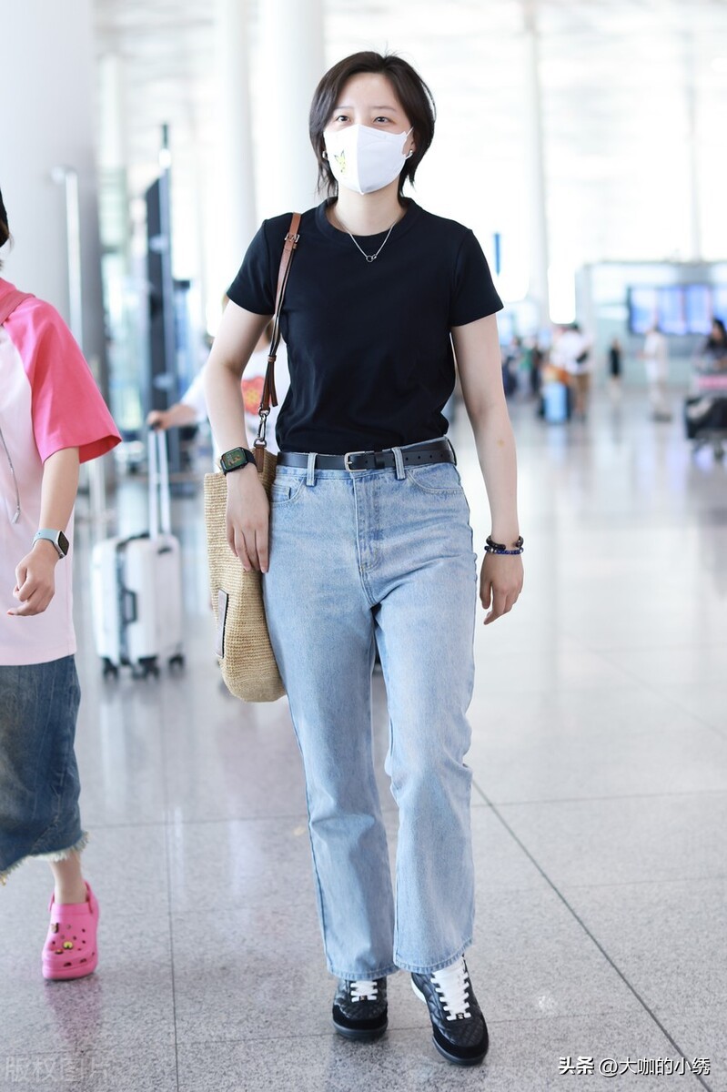 Li Sidani is wearing a black T-shirt + denim straight-leg pants ...