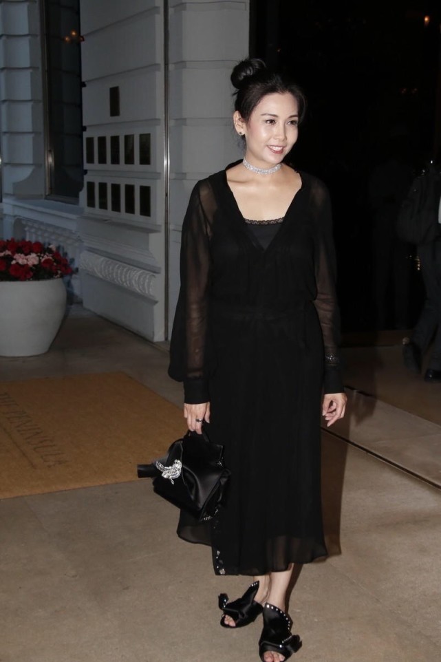 Qiu Shuzhen is still so beautiful, the dress and cardigan show off her ...