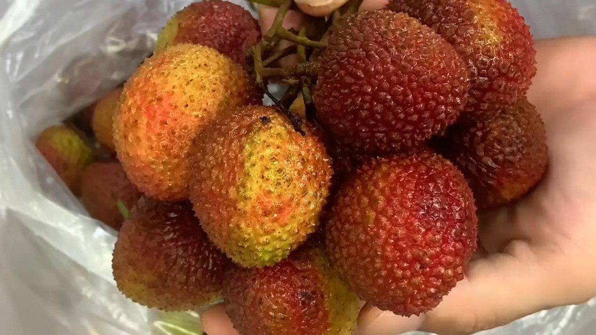 After eating lychees for more than 10 years, I know that squeezing ...