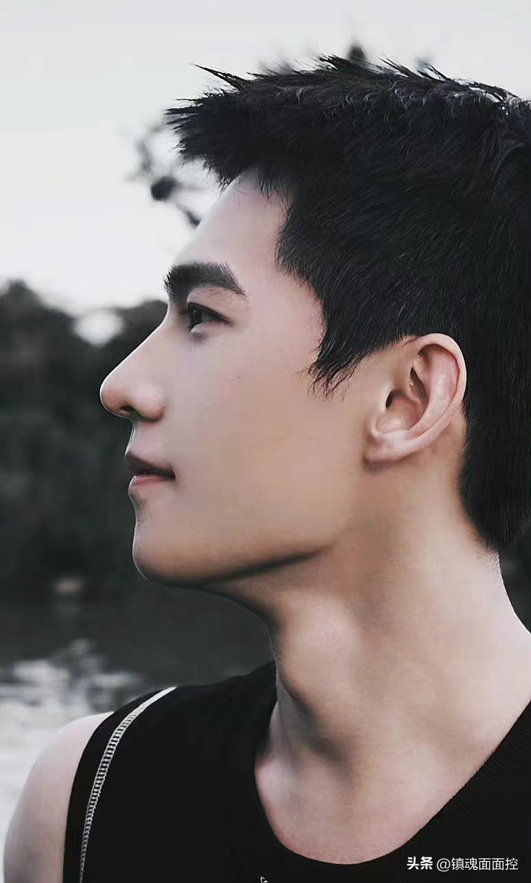 Yang Yang Lake's latest four-grid photo, with beautiful muscle lines ...
