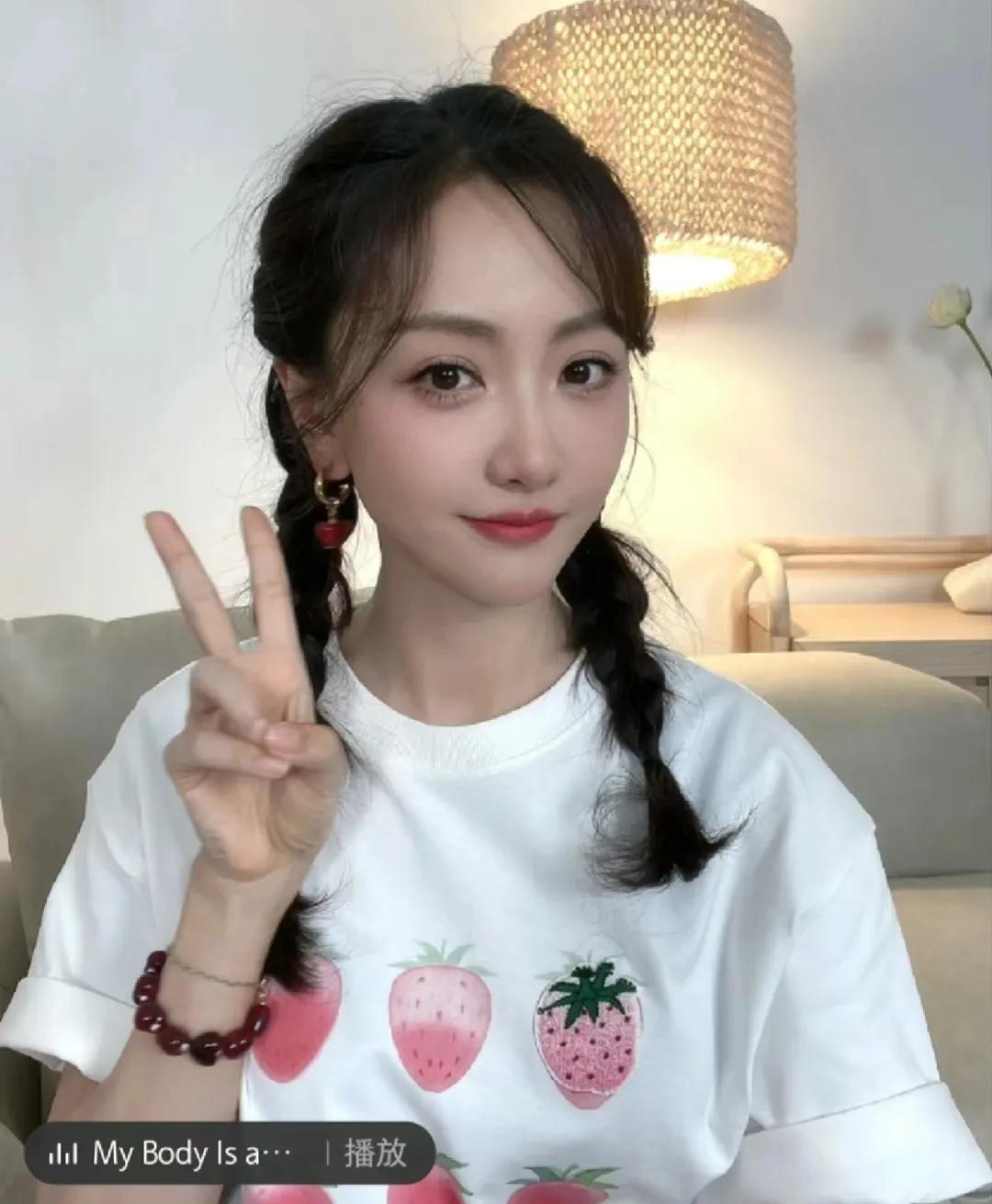 42-year-old Yang Rong, this figure is too good - iNEWS