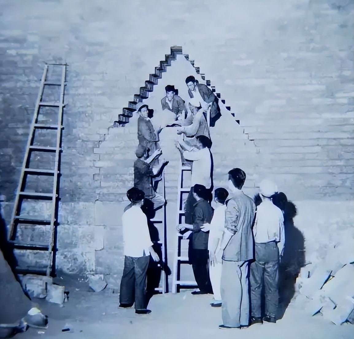 In 1956, Guo Moruo excavated the Dingling Tomb, and it was rumored that ...