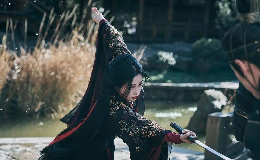 The slow-motion fight scenes in "The Feather of Clouds" and "Swordsmen ...