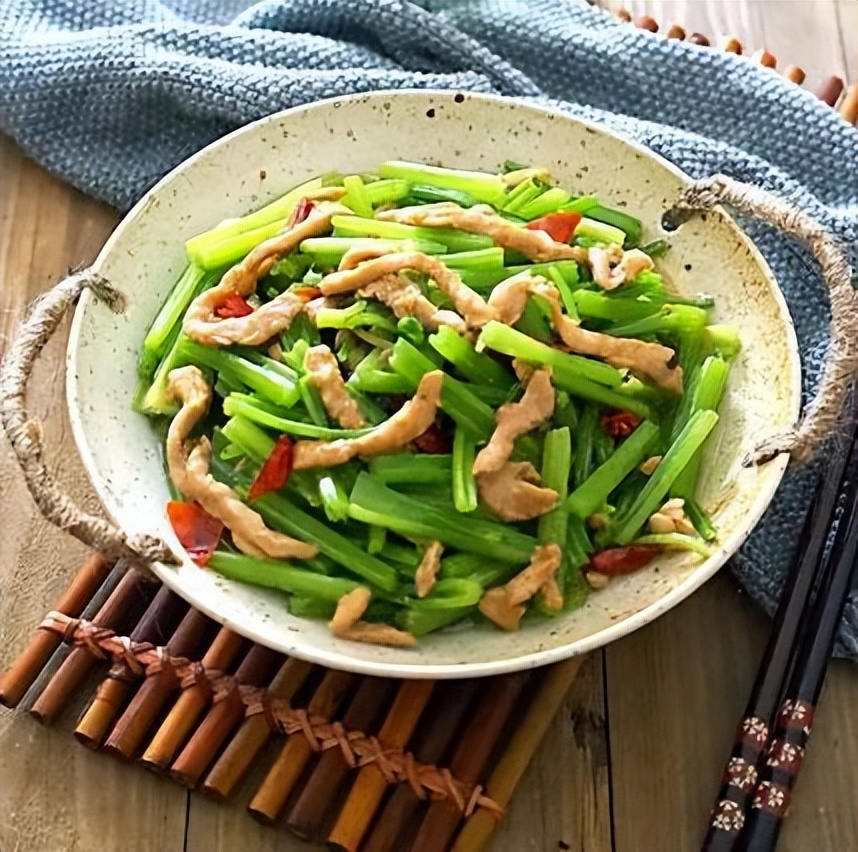 When frying celery, remember not to fry it directly in the pan, add 2 ...