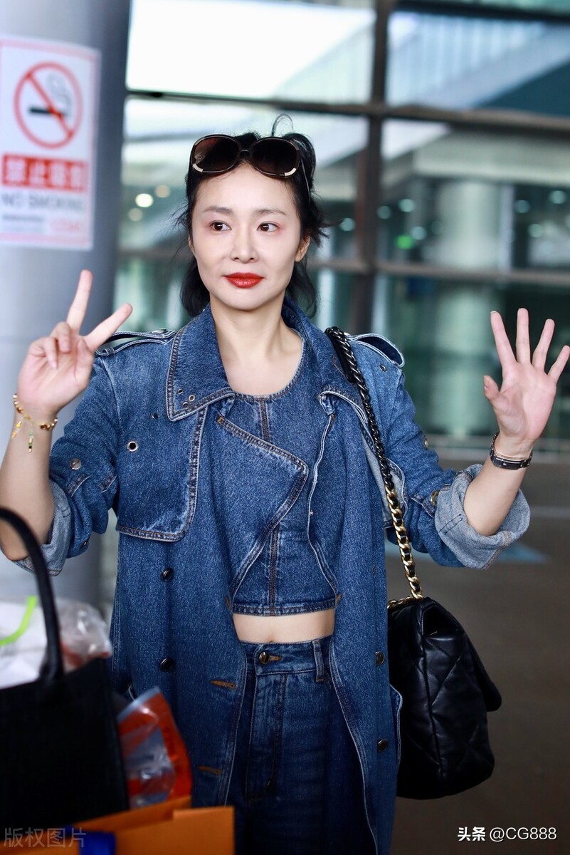 Gao Ye appeared at Beijing Airport - iNEWS