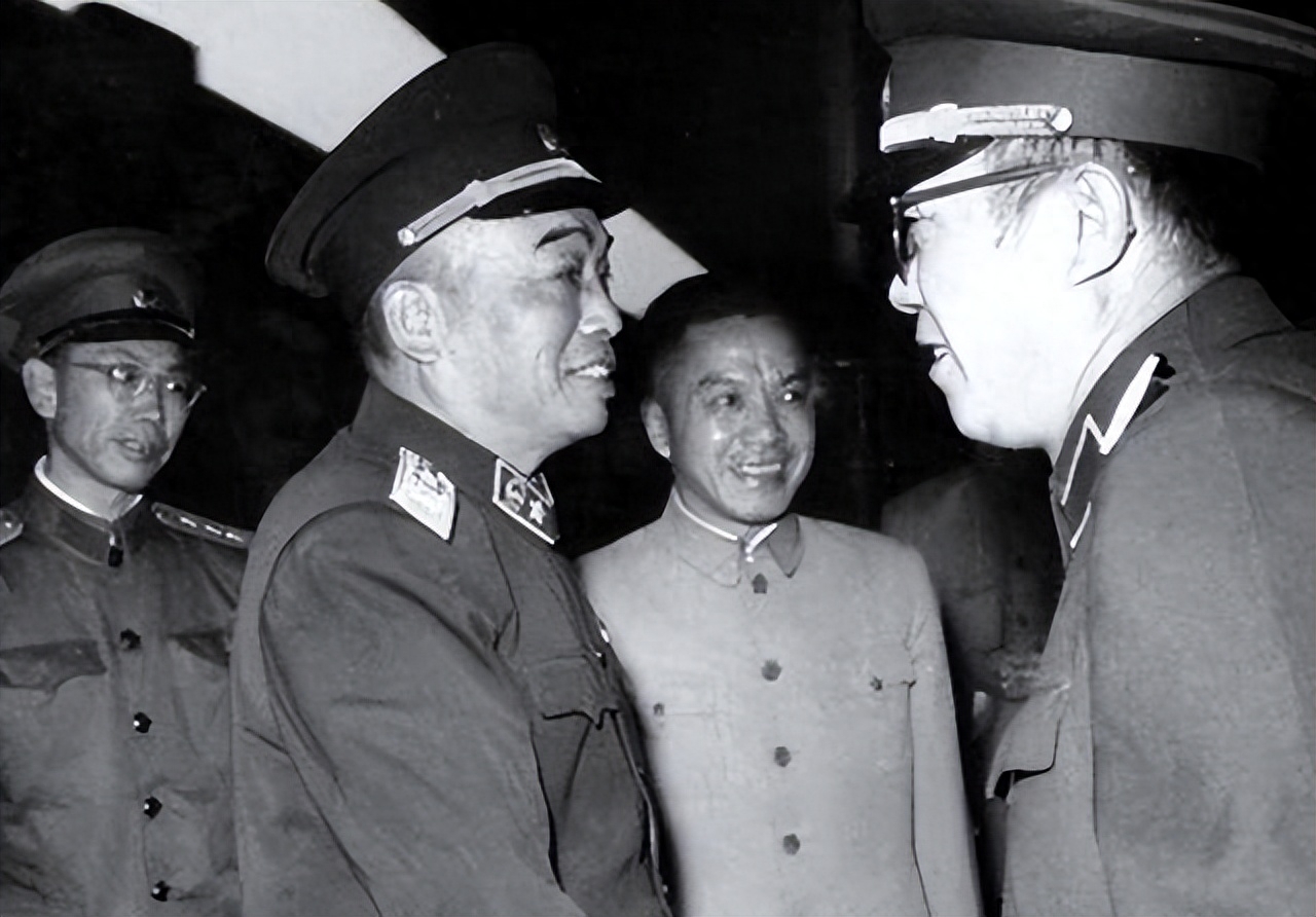 Peng Dehuai advised Huang Kecheng to be patient: Next time, shoot less! As soon as he finished ...